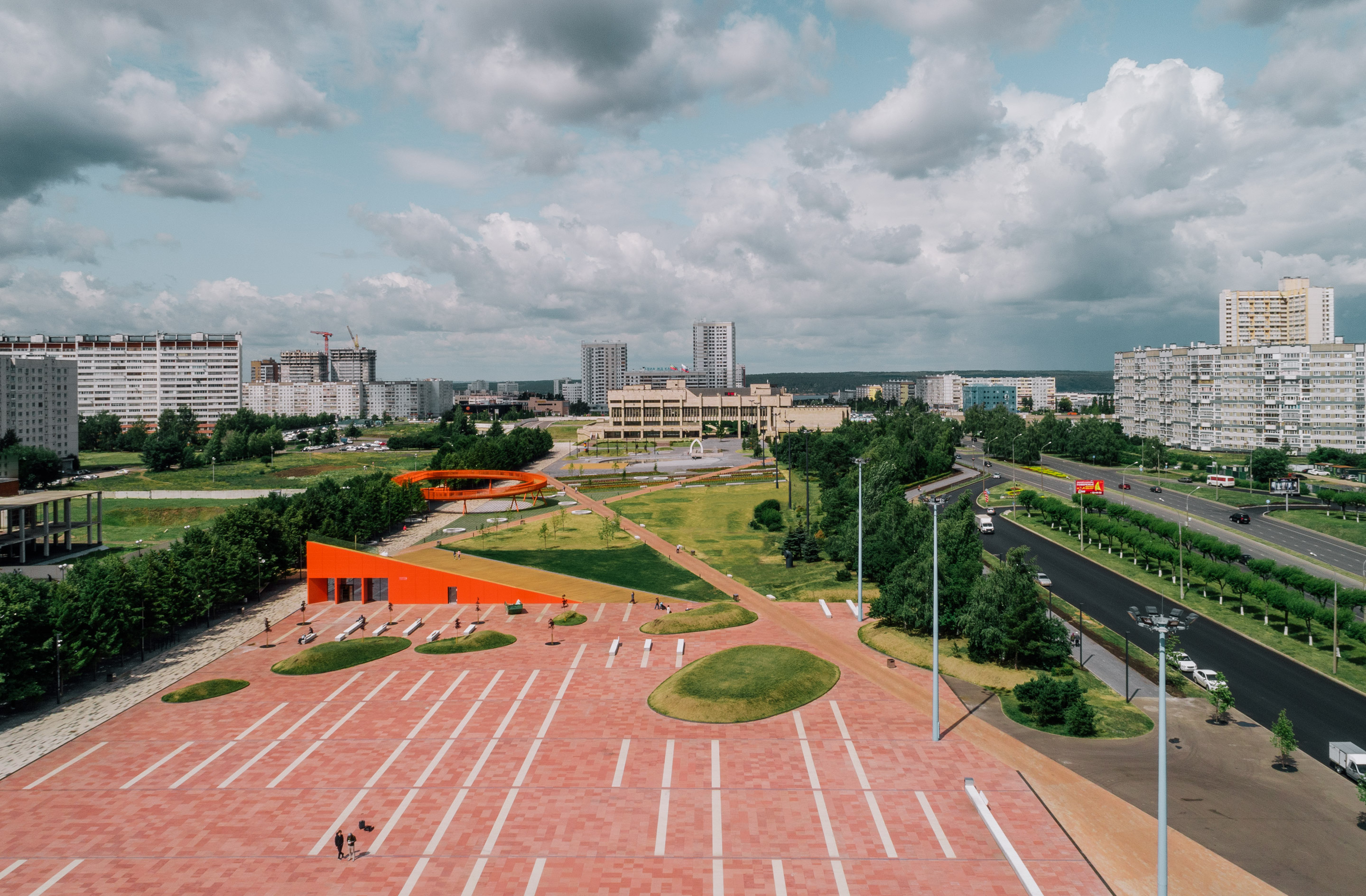 D R O M — azatlyk square
