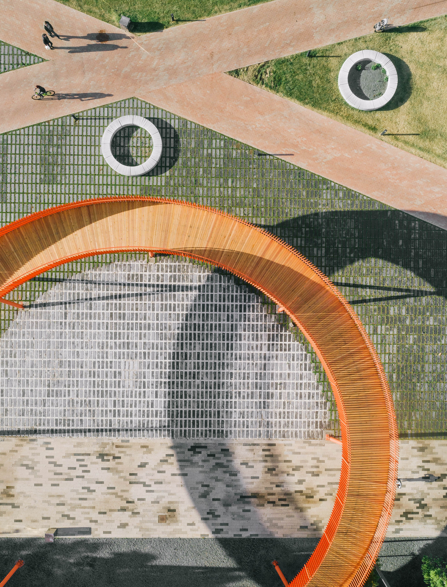 D R O M — azatlyk square