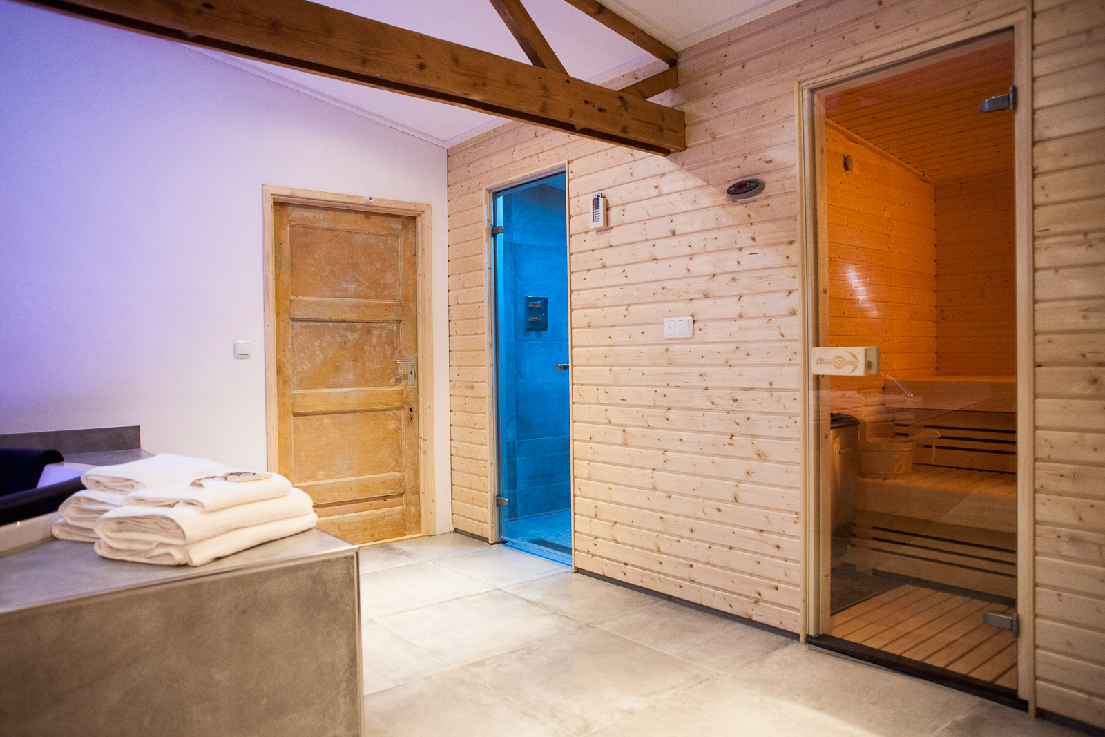 Hut 16 — hut16bedstadwellness