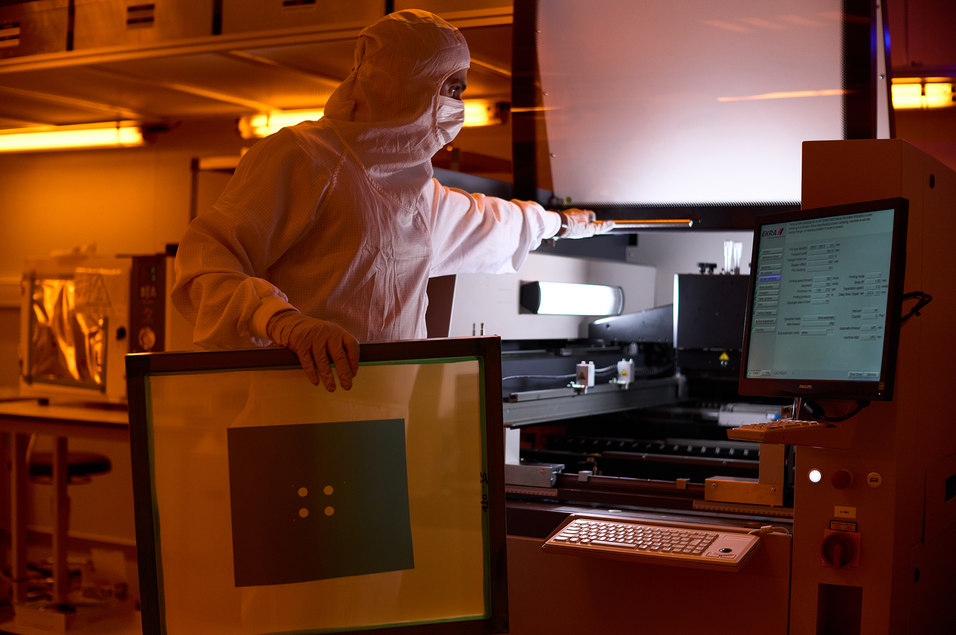 Luchrome - Low-power display manufacturer